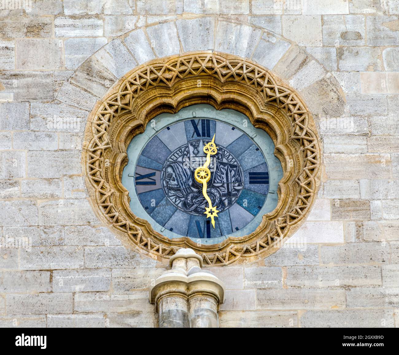 Clock stephansdom vienna hi-res stock photography and images - Alamy