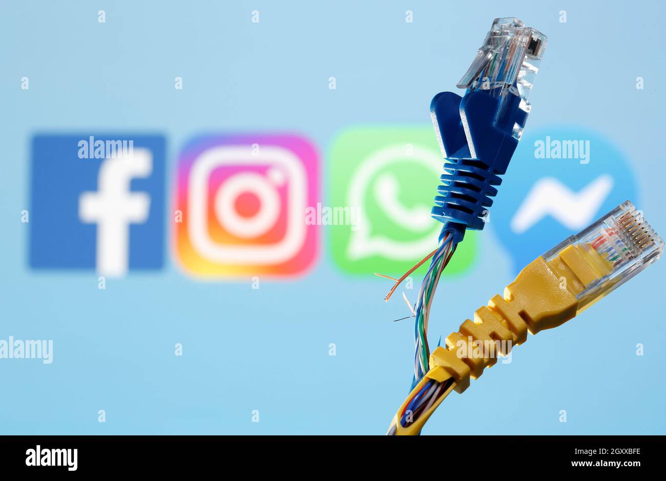 Facebook logo broken hi-res stock photography and images - Alamy