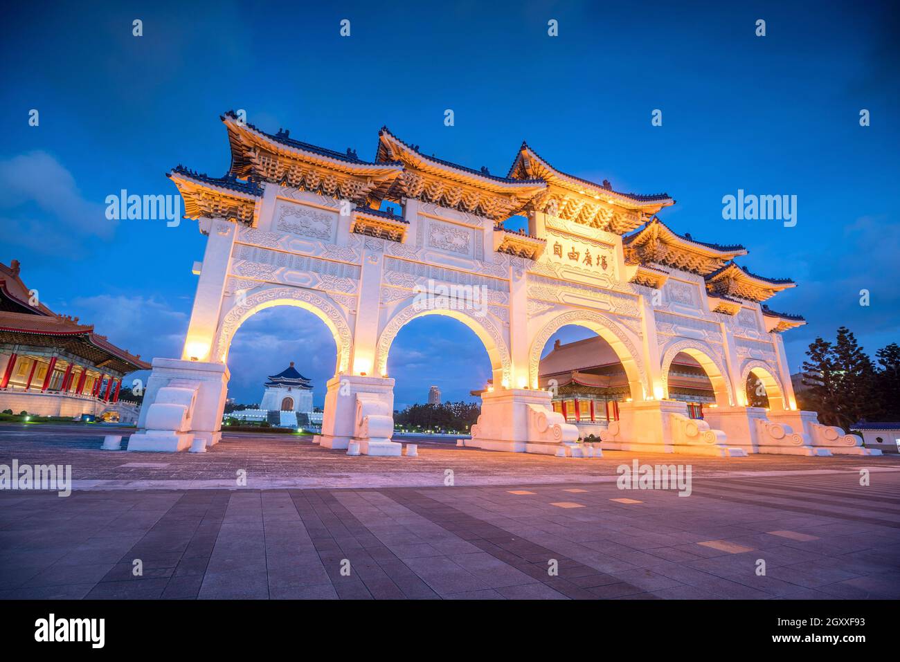 Main Gate of National Chiang Kai-shek Memorial Hall at sunset in Taipei ...