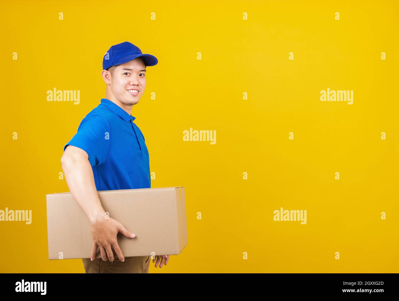 Portrait excited attractive delivery happy man logistic standing smile ...