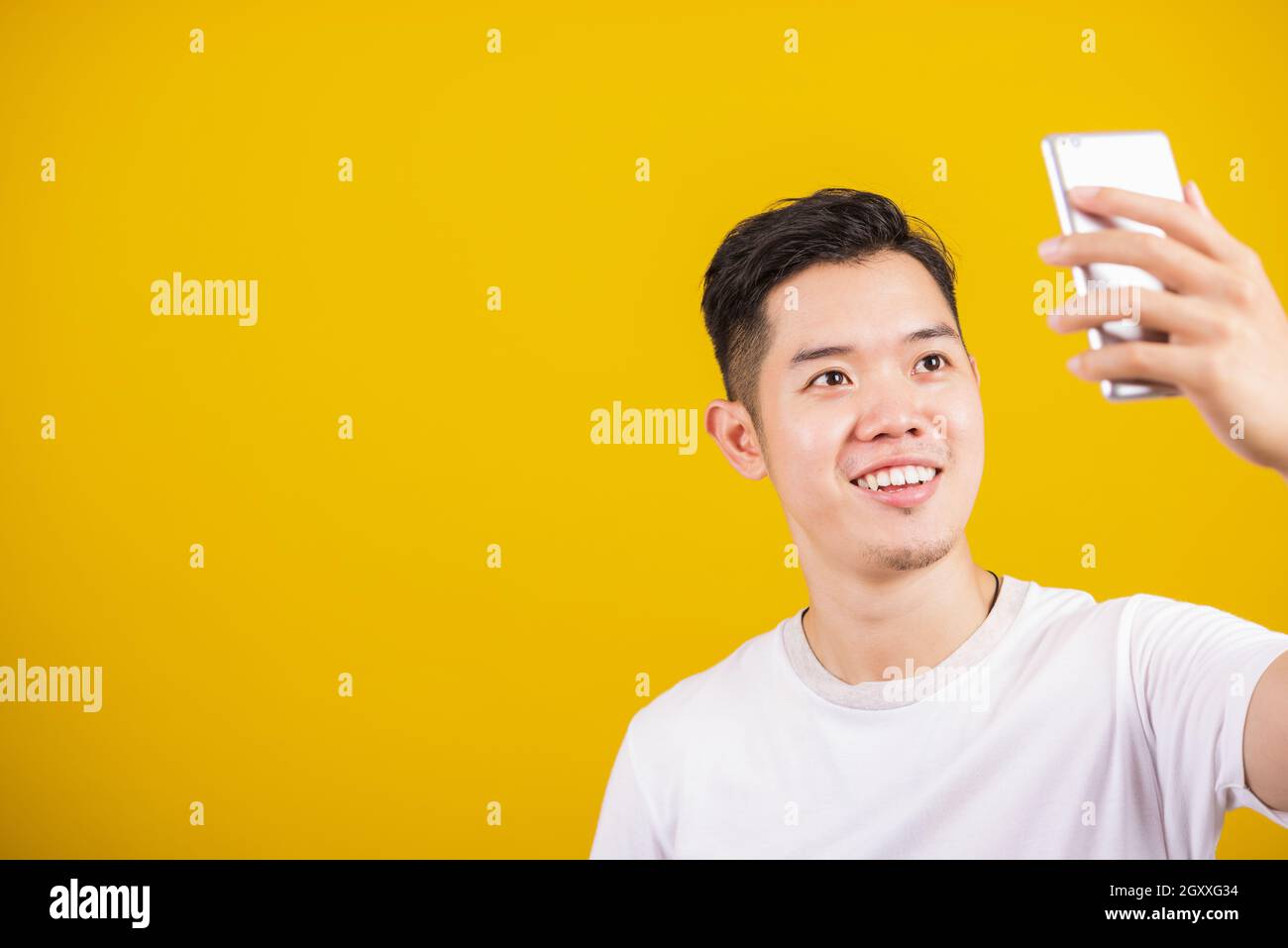Vertical video young asian people hi-res stock photography and images ...