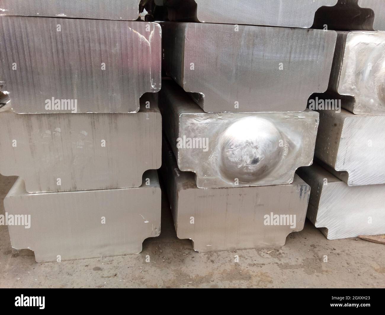 Aluminum ingots. Transportation of aluminum for export Stock Photo - Alamy
