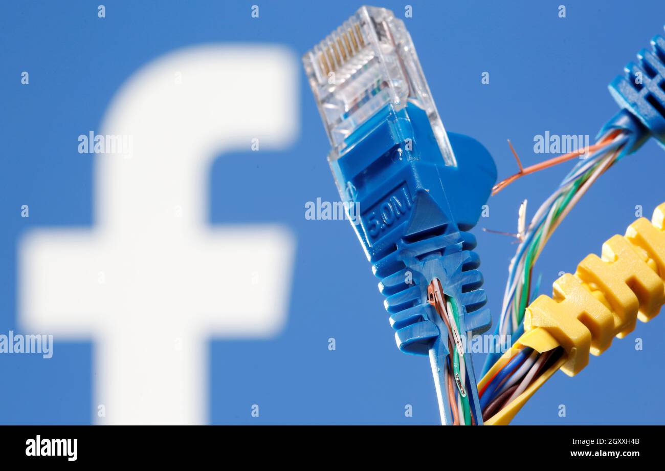 Facebook logo broken hi-res stock photography and images - Alamy