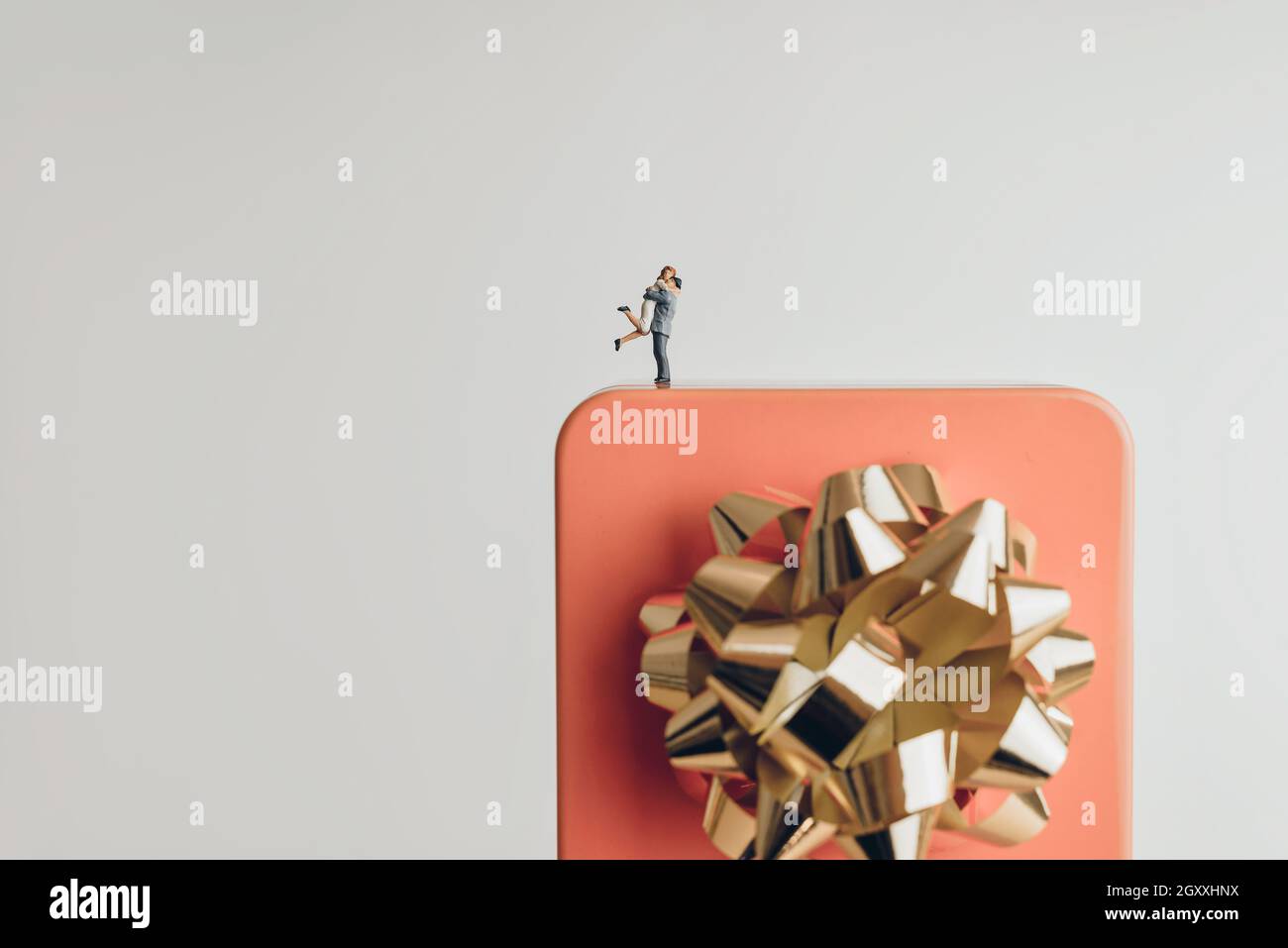 Couple hugging on a giant gift box Stock Photo - Alamy