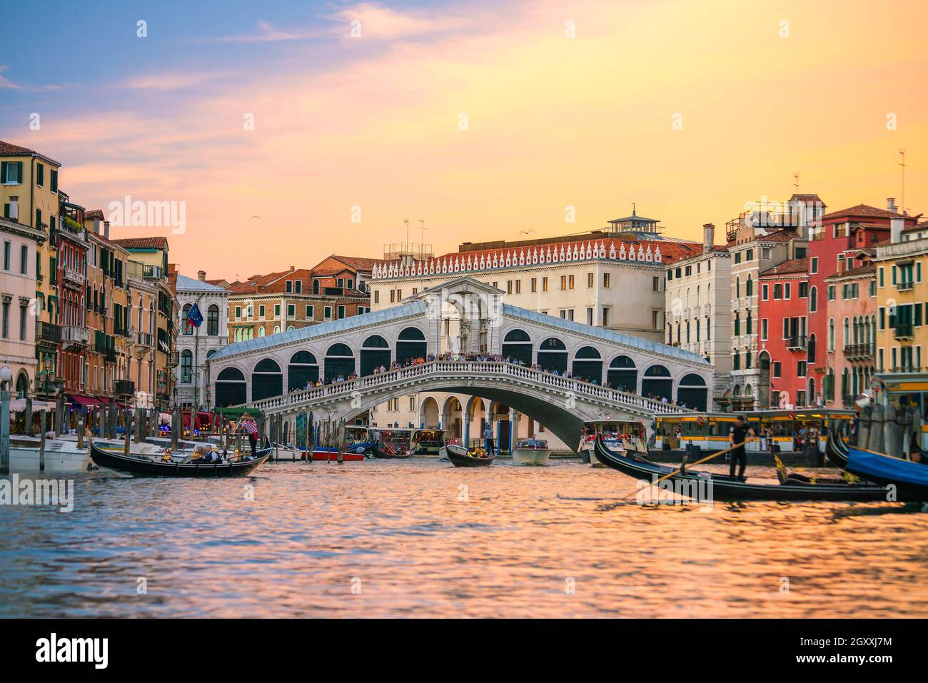 Rialto Bridge in Venice, Italy at twilight Stock Photo - Alamy