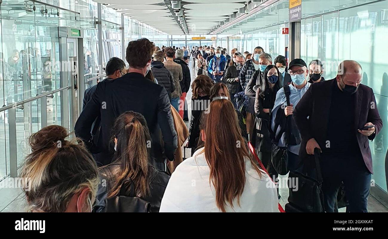 Passport control heathrow 2021 hi-res stock photography and images - Alamy
