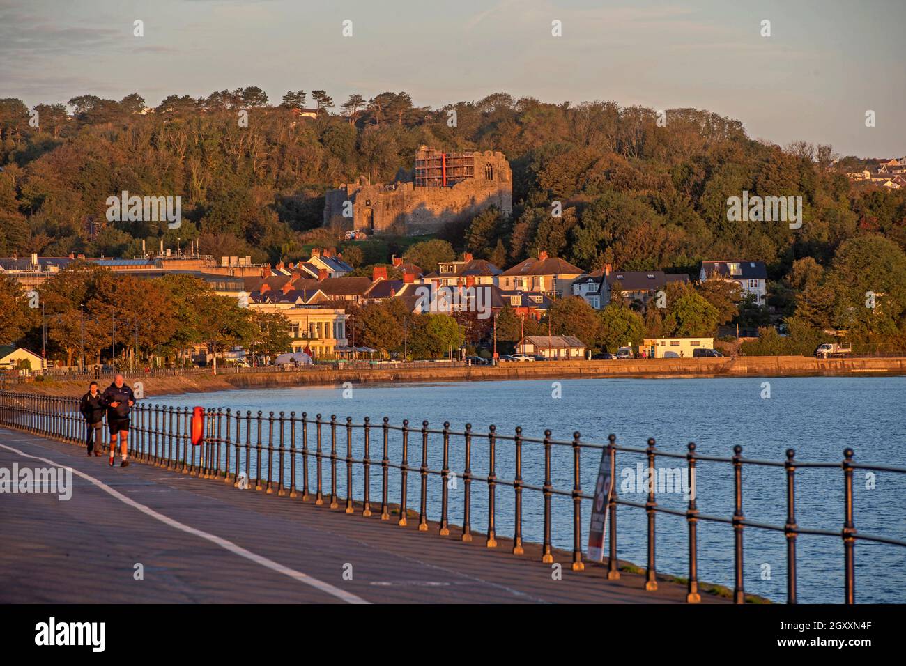 Swansea, UK. 06th Oct, 2021. A man runs along the seafront path with ...