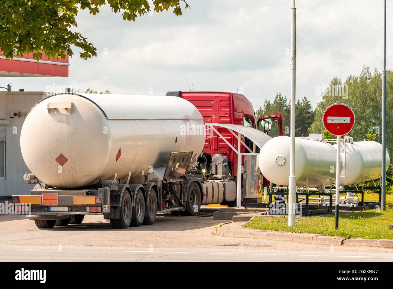 Tank car unloading hi-res stock photography and images - Alamy