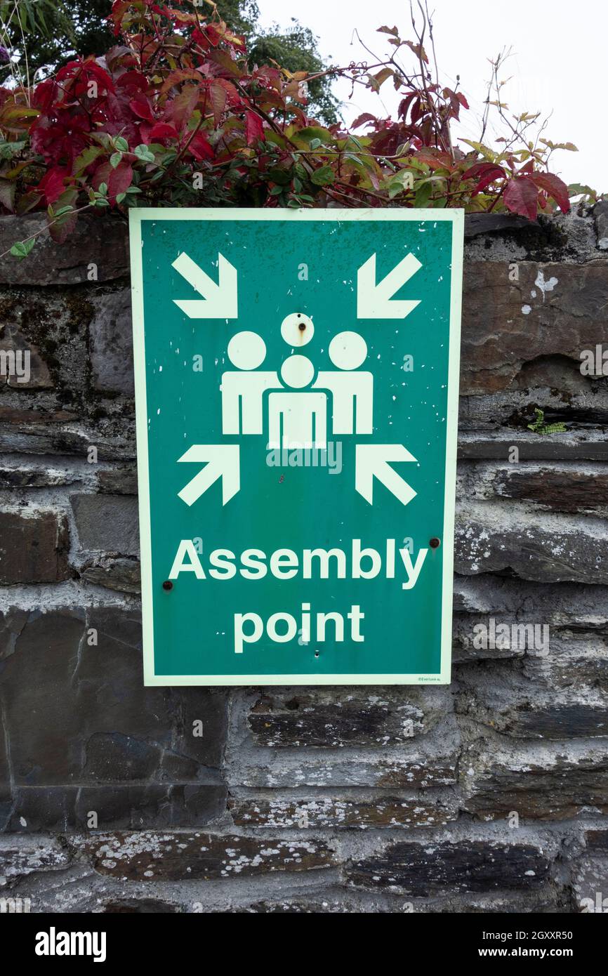Fire assembly point sign green hi-res stock photography and images - Alamy