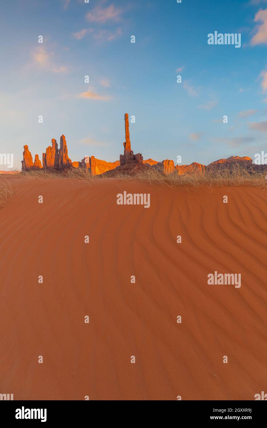 Totem pole sunset monument valley hi-res stock photography and images ...