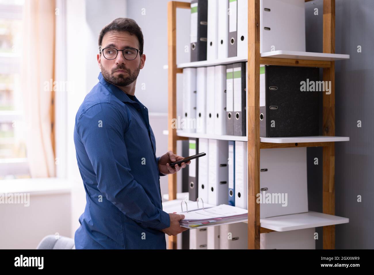 Man stealing file folder hi-res stock photography and images - Alamy