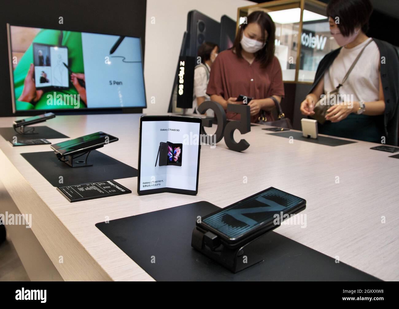 Tokyo, Japan. 06th Oct, 2021. Samsung Galaxy Z Fold3 5G are displayed ...