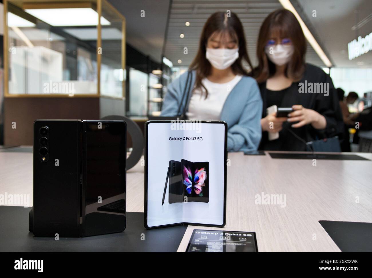 Tokyo, Japan. 06th Oct, 2021. Samsung Galaxy Z Fold3 5G are displayed ...