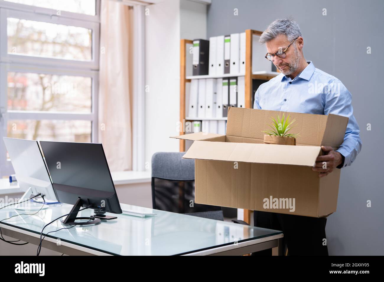 Job Quit. Employee Holding Cardboard Box At Desk Stock Photo - Alamy