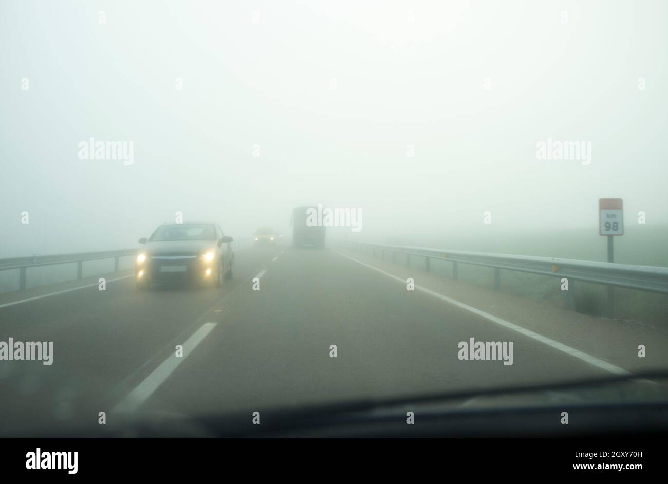 Driving under dense fog. Extreme bad-weather conditions Stock Photo - Alamy