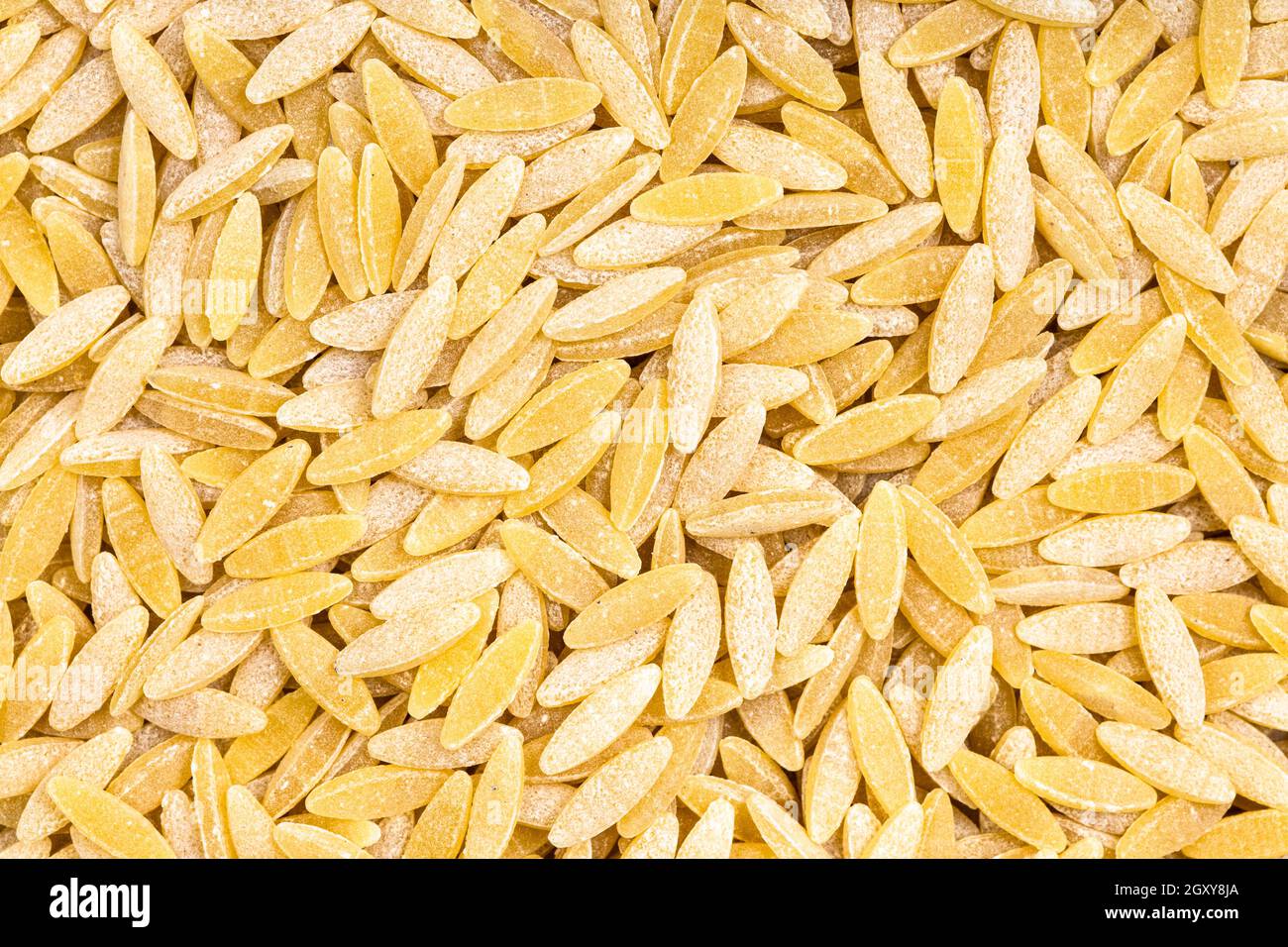 food background - uncooked orzo risoni pasta Stock Photo - Alamy