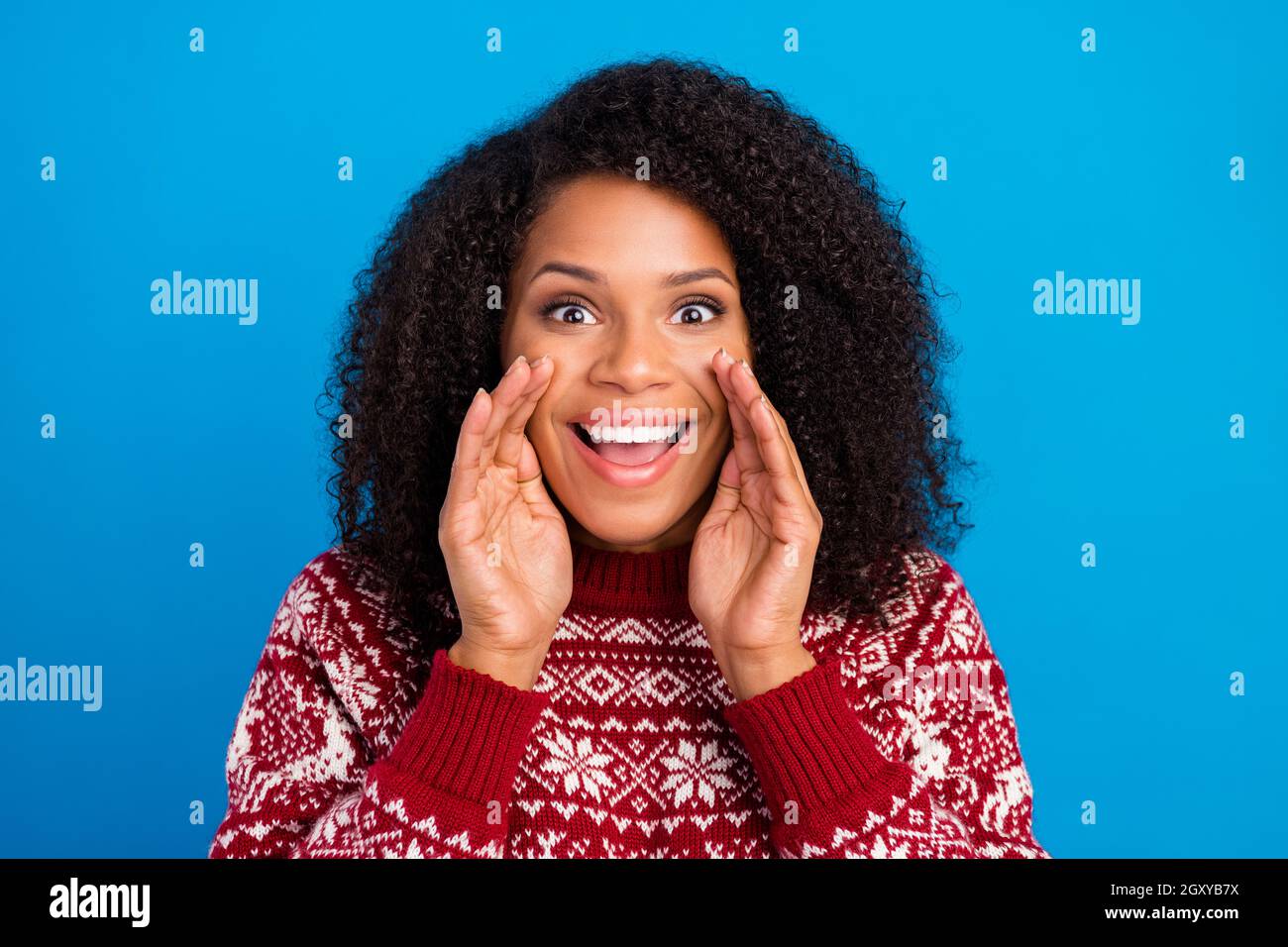 Portrait of attractive cheerful girl saying promo promoter info advert ...