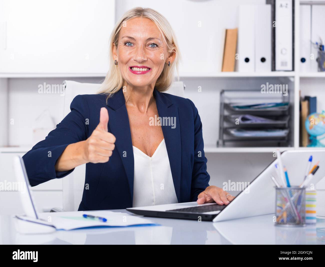 Smiling businesswoman showing thumbs up Stock Photo - Alamy Smiling businesswoman showing thumbs up Stock Photo - Alamy