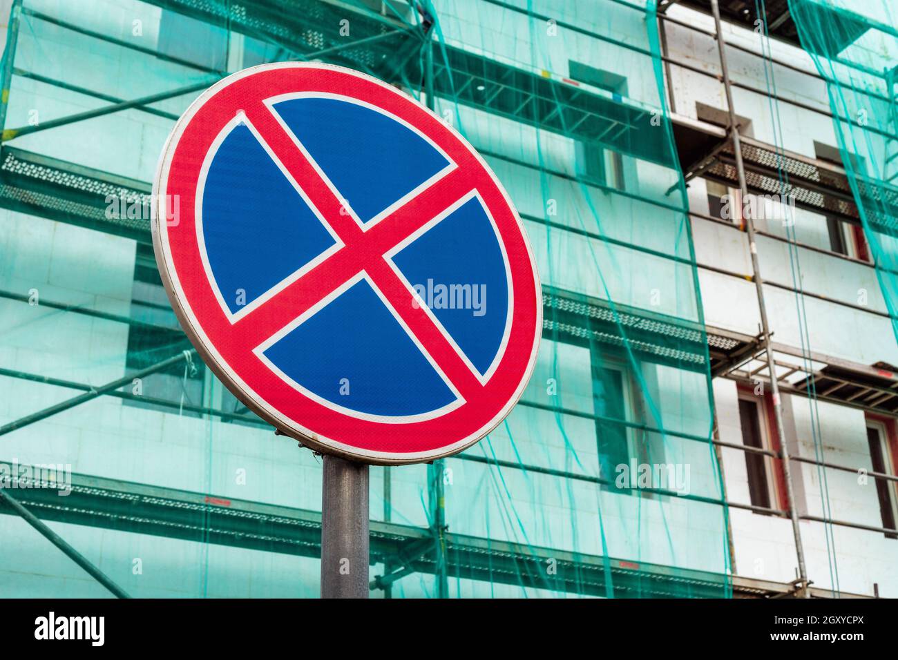 Do not stop traffic sign against construction site with scaffolds Stock ...