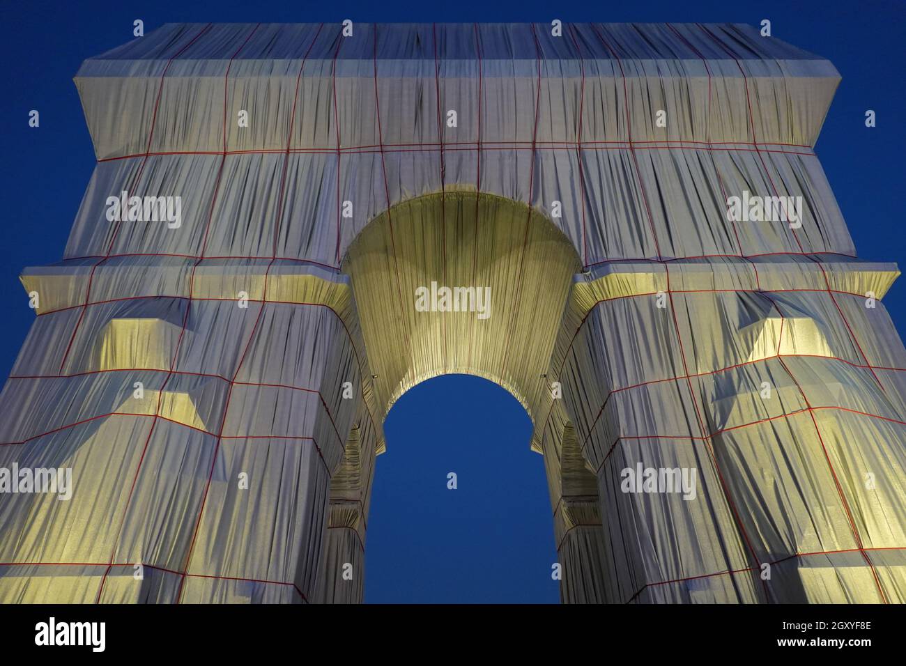 Paris, L'Arc de Triomphe, Wrapped - EDITORIAL ONLY Stock Photo - Alamy