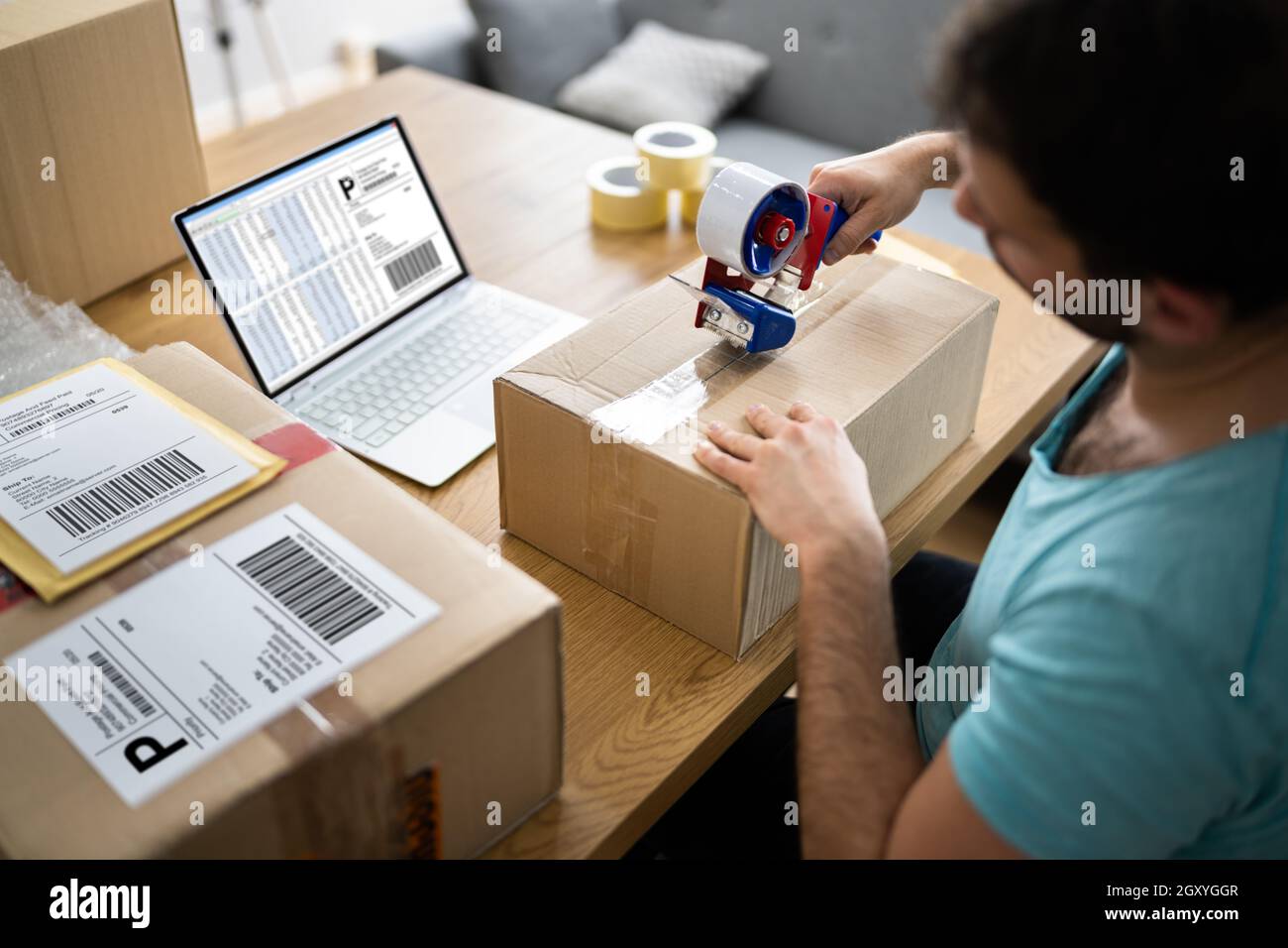 Delivery man package customers hi-res stock photography and images - Alamy