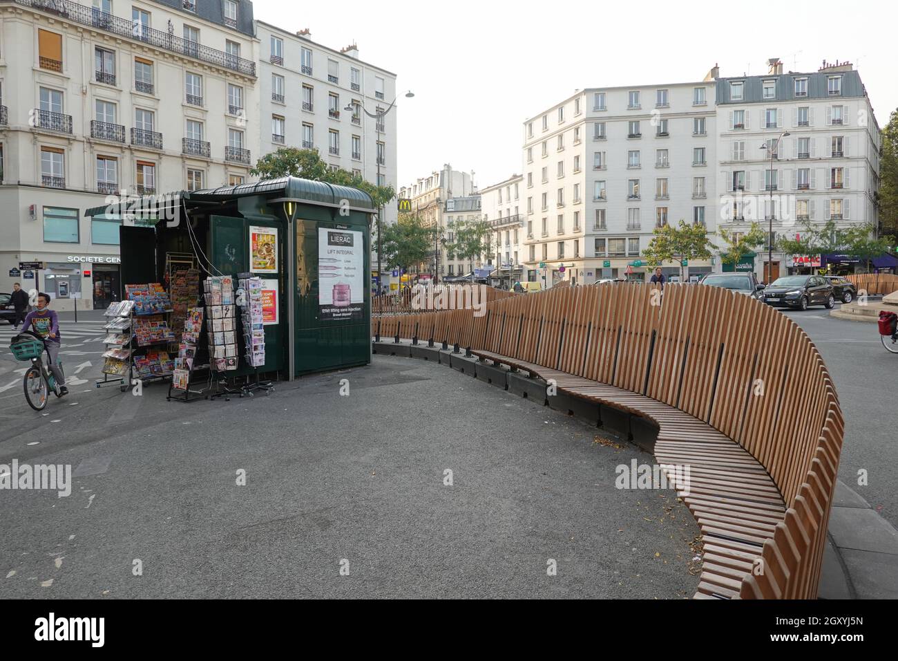 Paris, Place Gambetta Stock Photo - Alamy