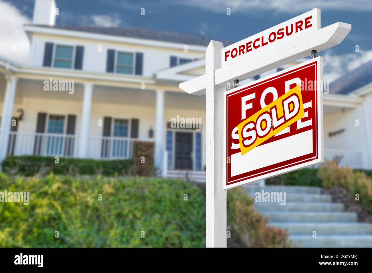 House with foreclosure bank owned sign hi-res stock photography and ...