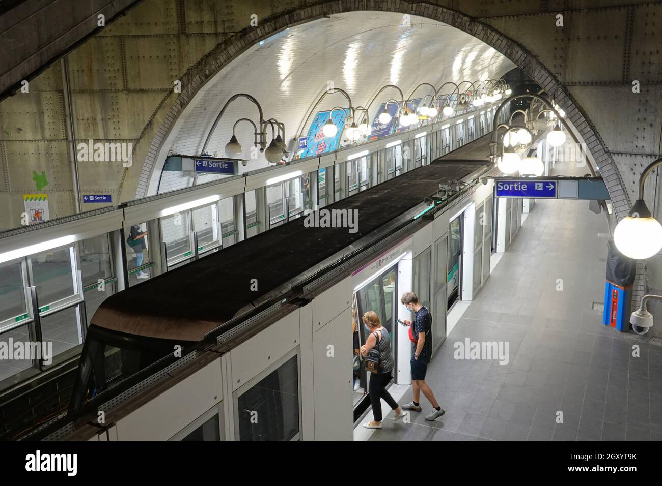 Paris, Metro, Station Cité, Bahnsteigtüren // Paris, Metro, Station ...
