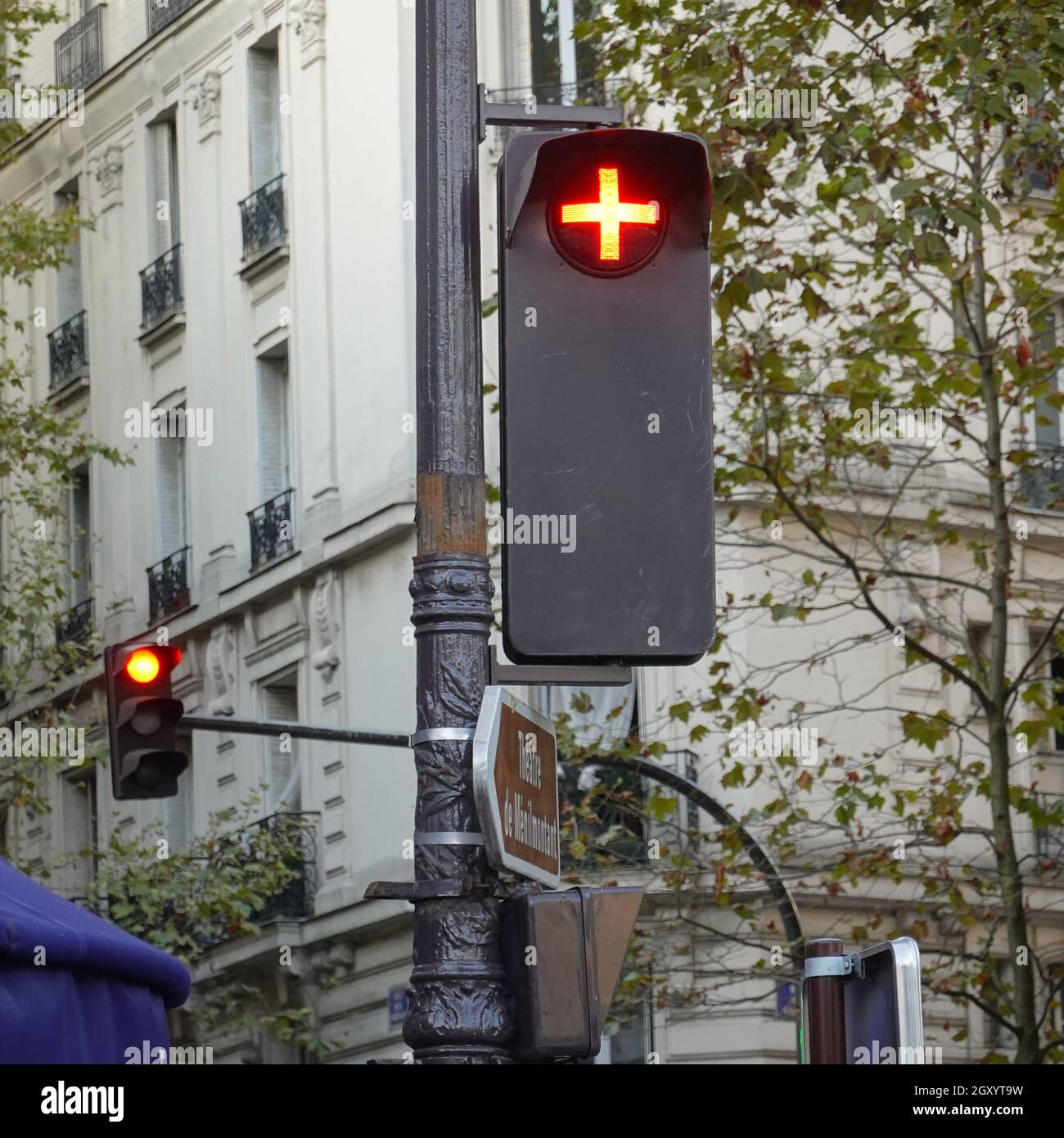 Paris, Verkehrsampel, die Rückseite zeigt zusätzliches Rotlicht ...