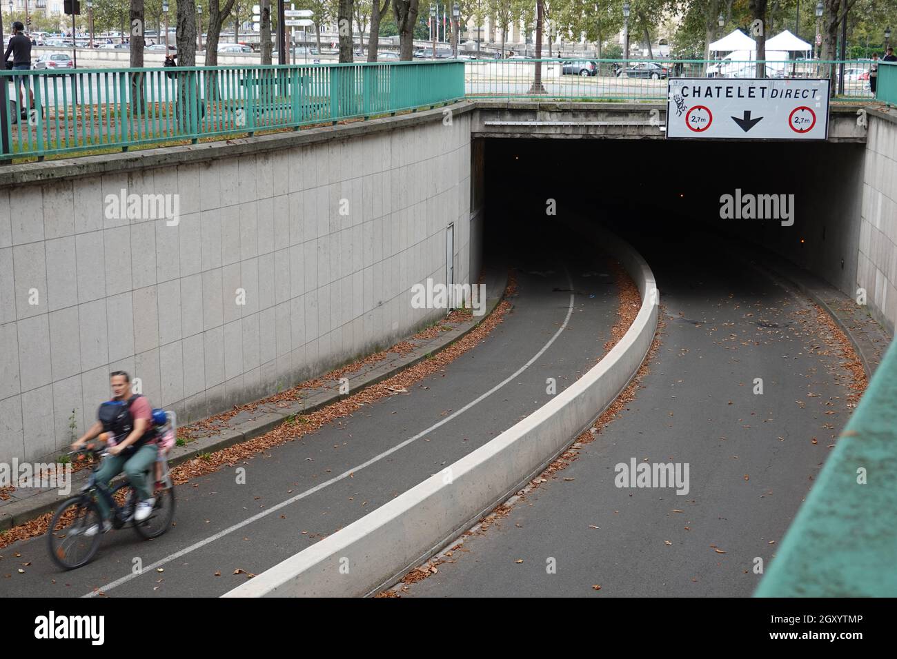 Paris, Radweg auf einer ehemaligen Autostraße // Paris, Cycle Path on a ...