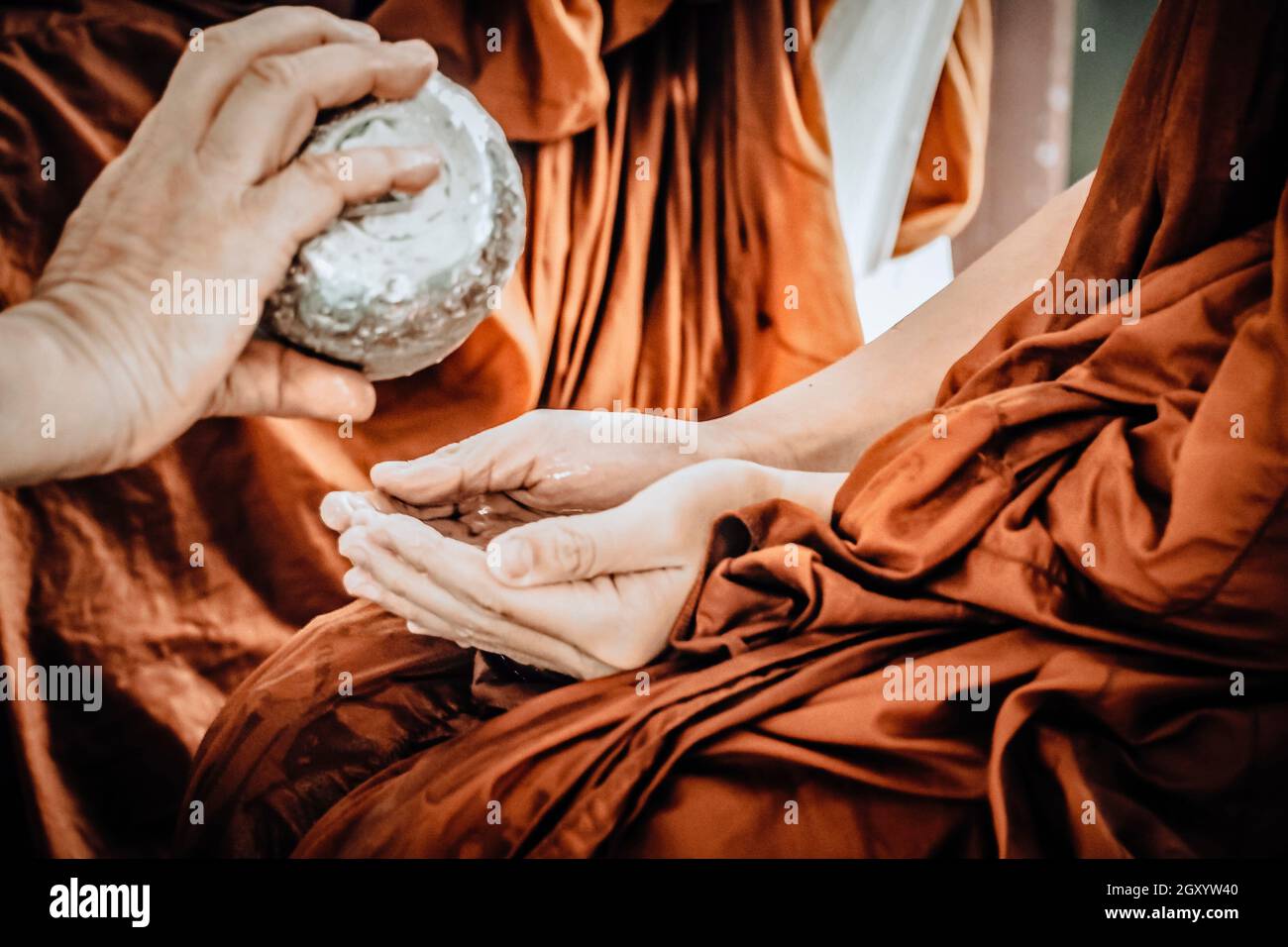 Water pouring onto hand hi-res stock photography and images - Alamy