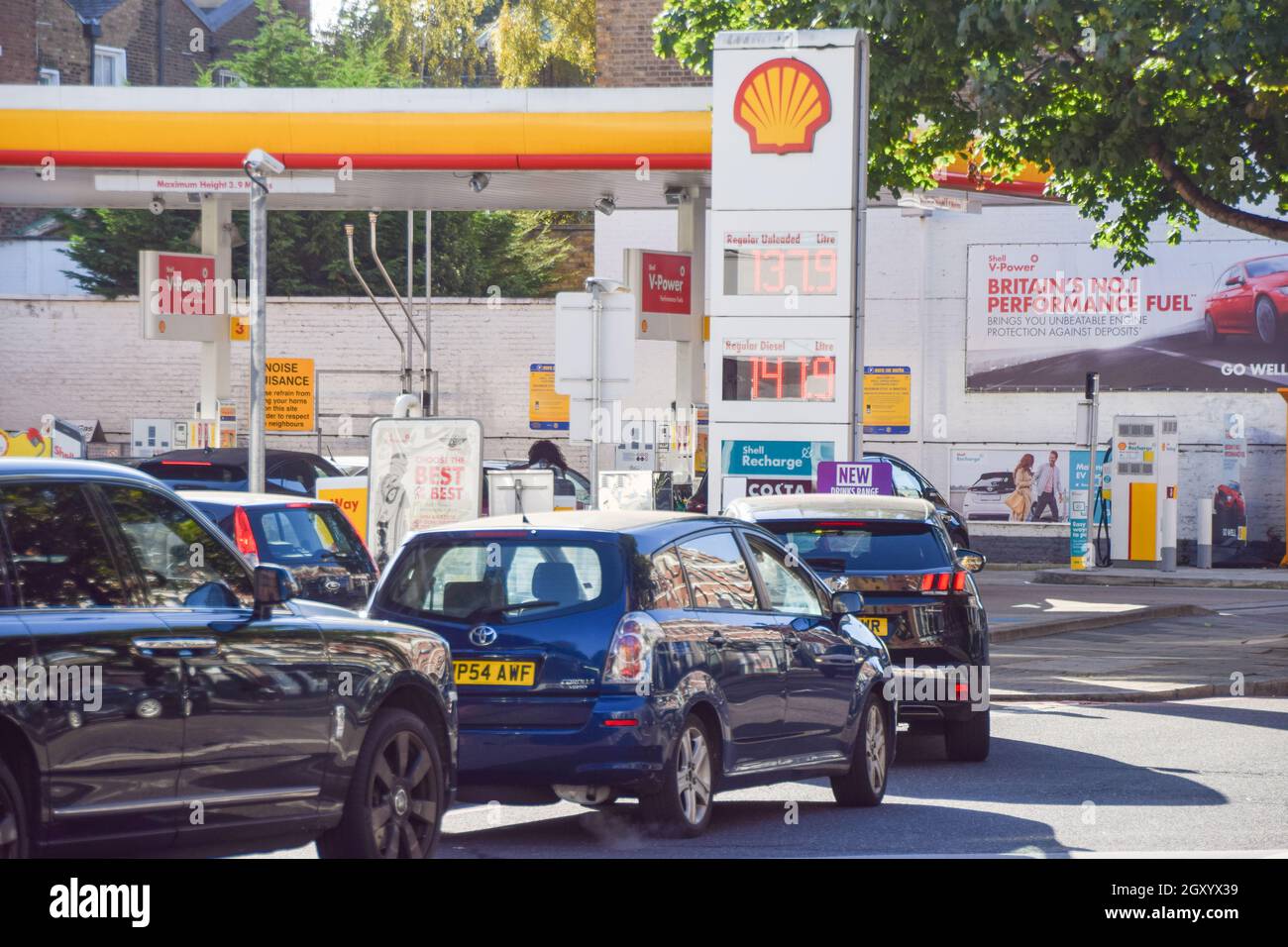Queue gas station hi-res stock photography and images - Alamy