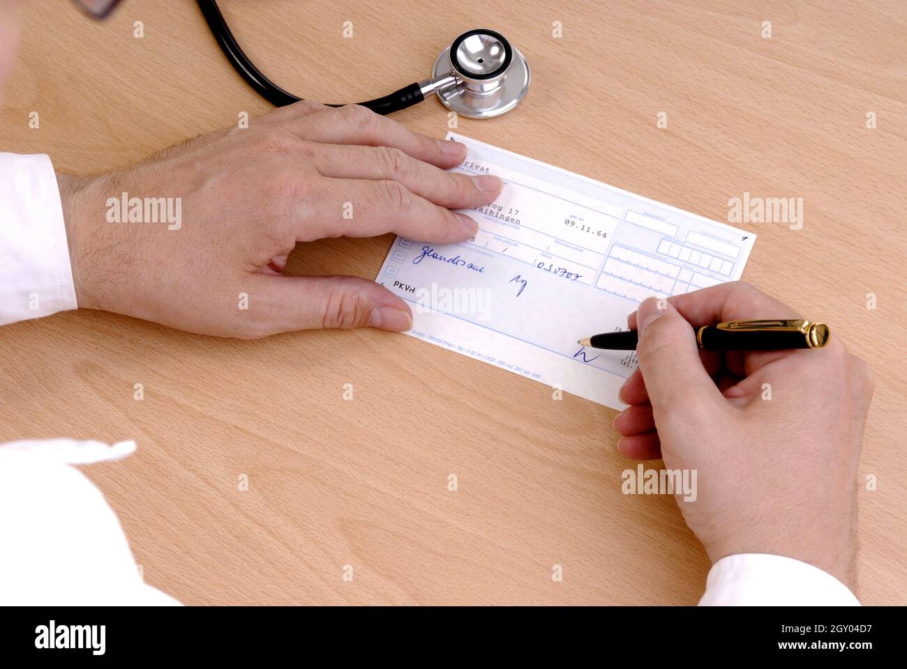Doctor writing out a prescription hi-res stock photography and images ...