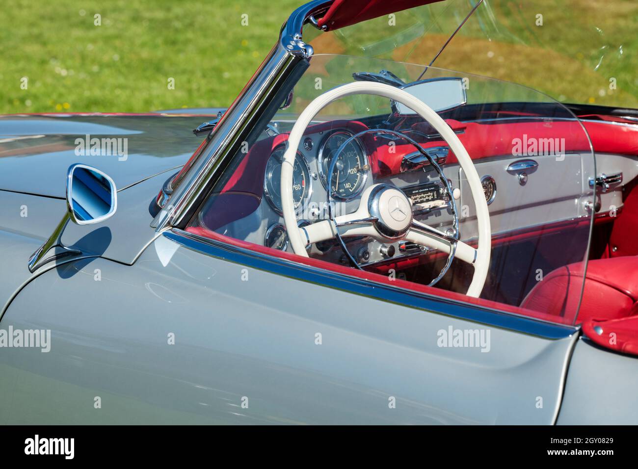 1959 Mercedes Benz 190 SL steering wheel and dashboard Stock Photo - Alamy