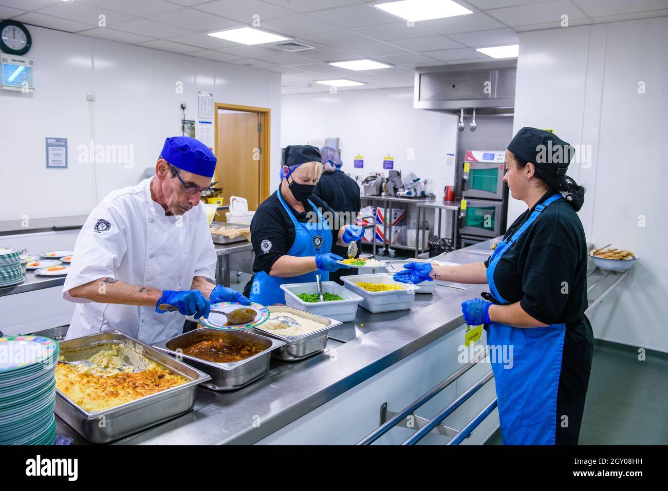 School catering workers hi-res stock photography and images - Alamy