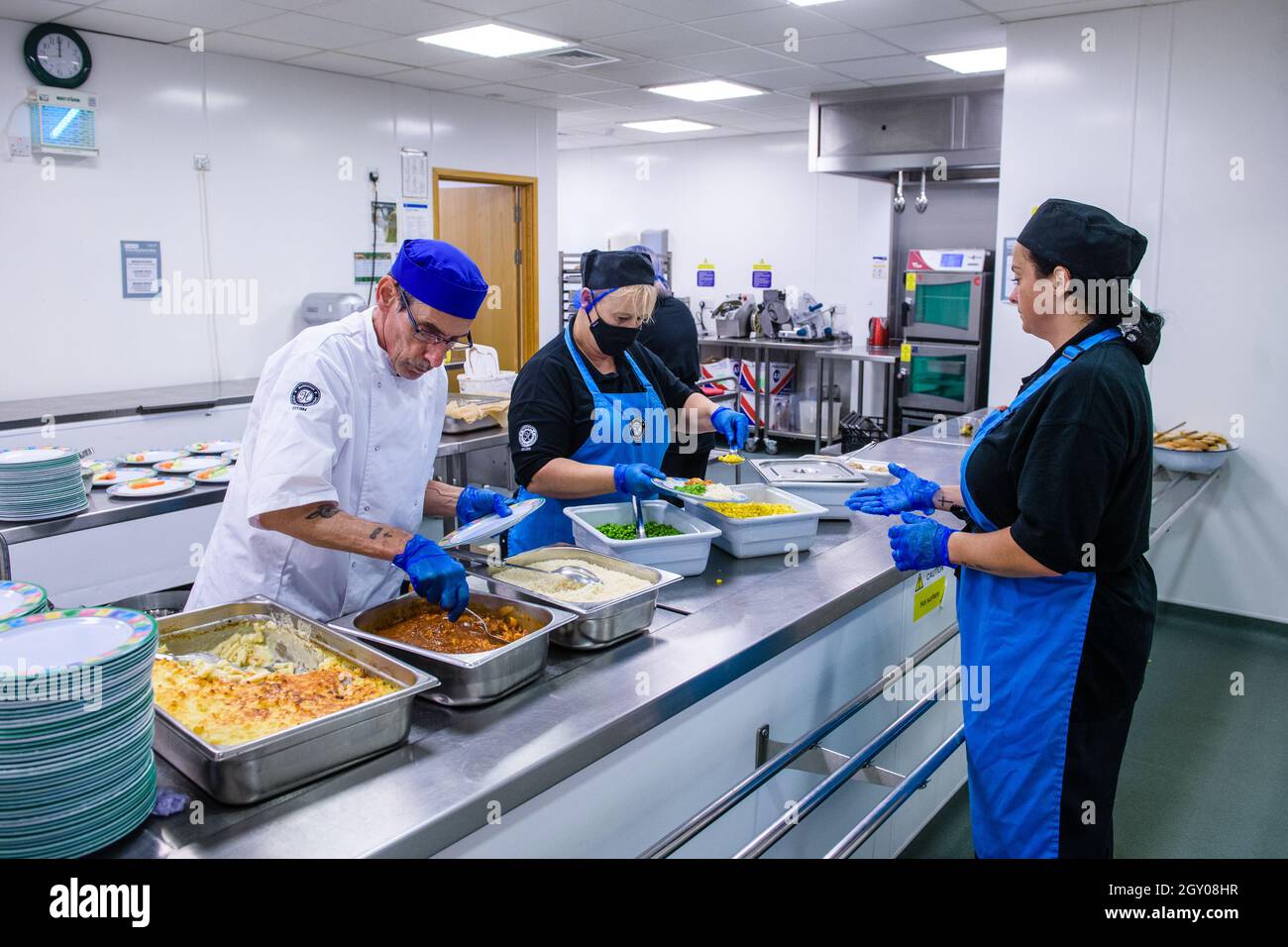 School catering workers hi-res stock photography and images - Alamy