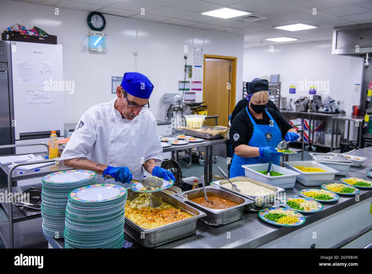 School catering workers hi-res stock photography and images - Alamy