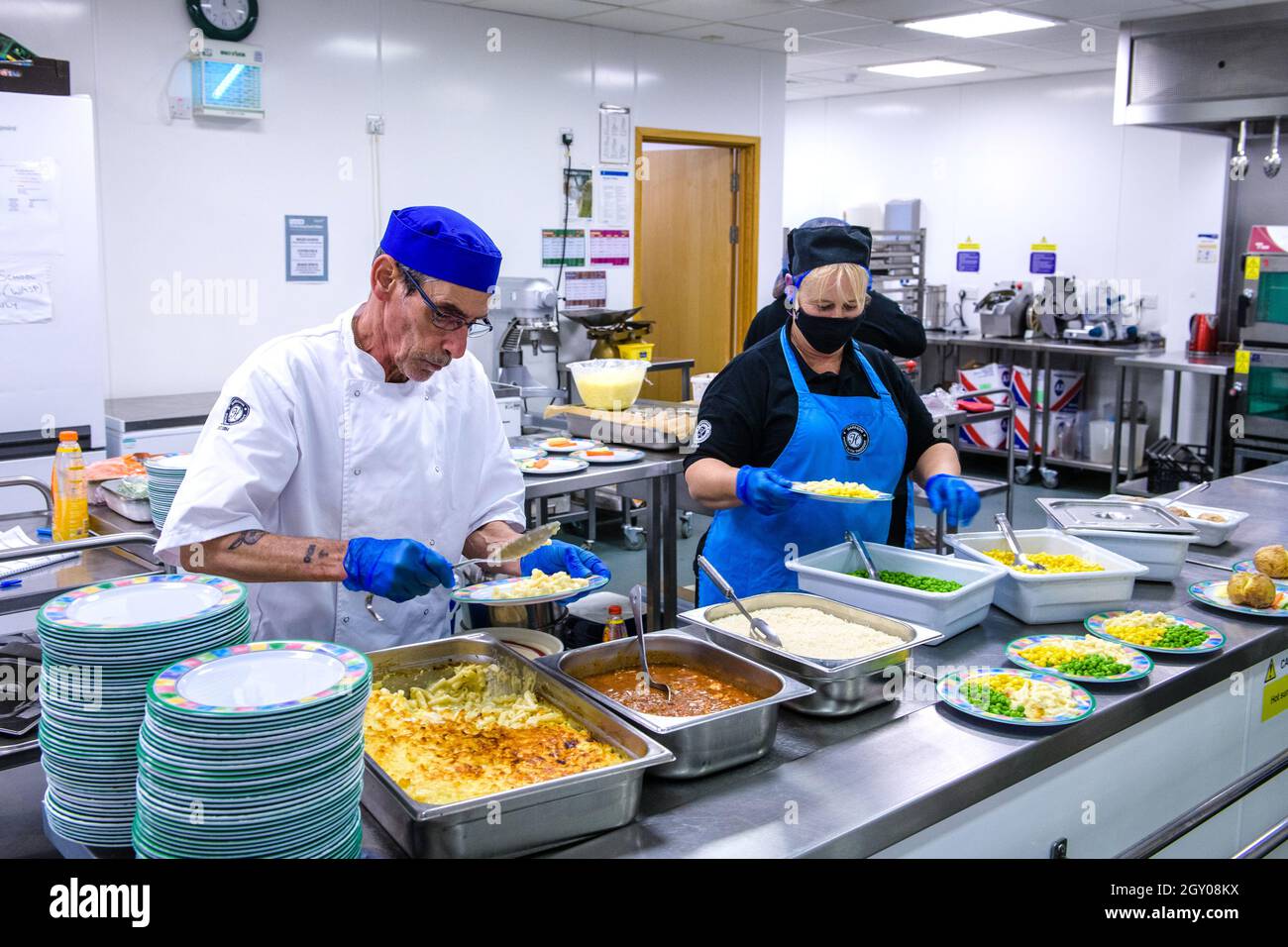School catering workers hi-res stock photography and images - Alamy