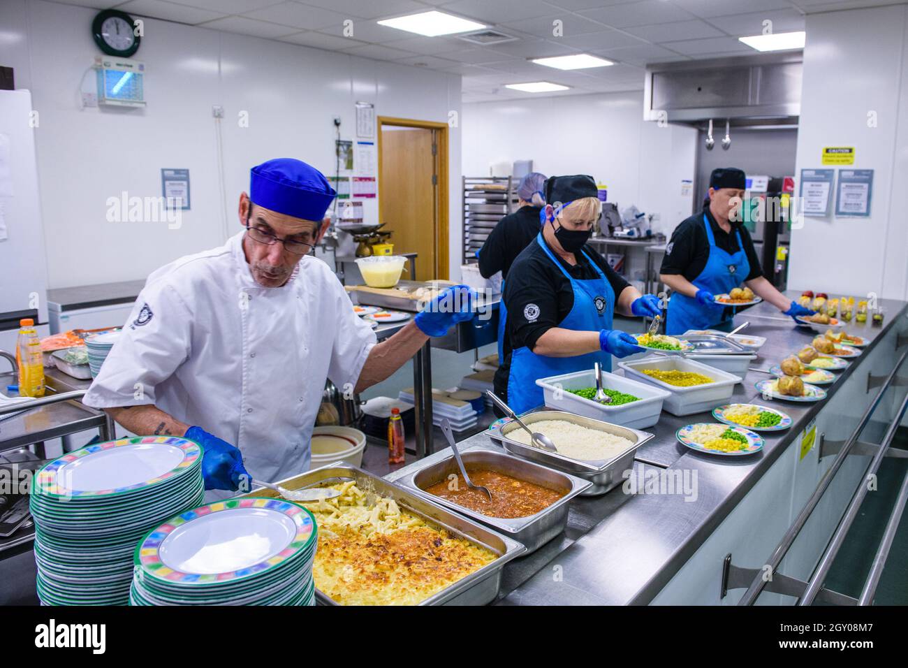 School catering workers hi-res stock photography and images - Alamy