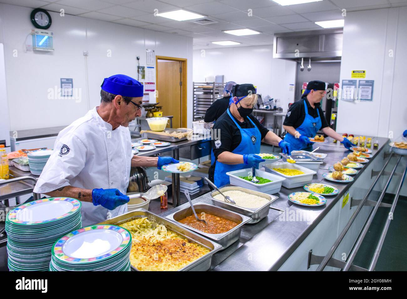 School catering workers hi-res stock photography and images - Alamy