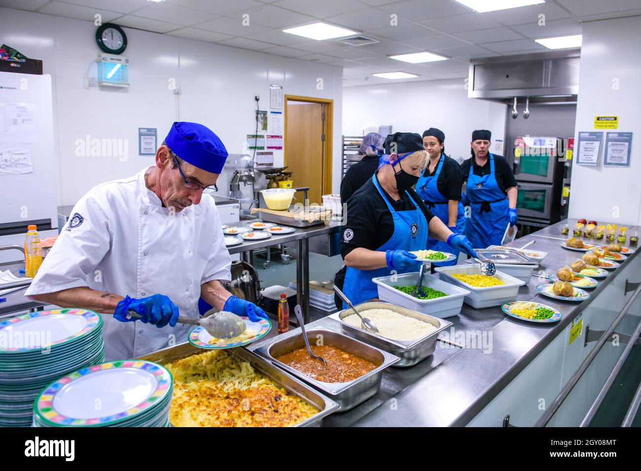 School catering workers hi-res stock photography and images - Alamy