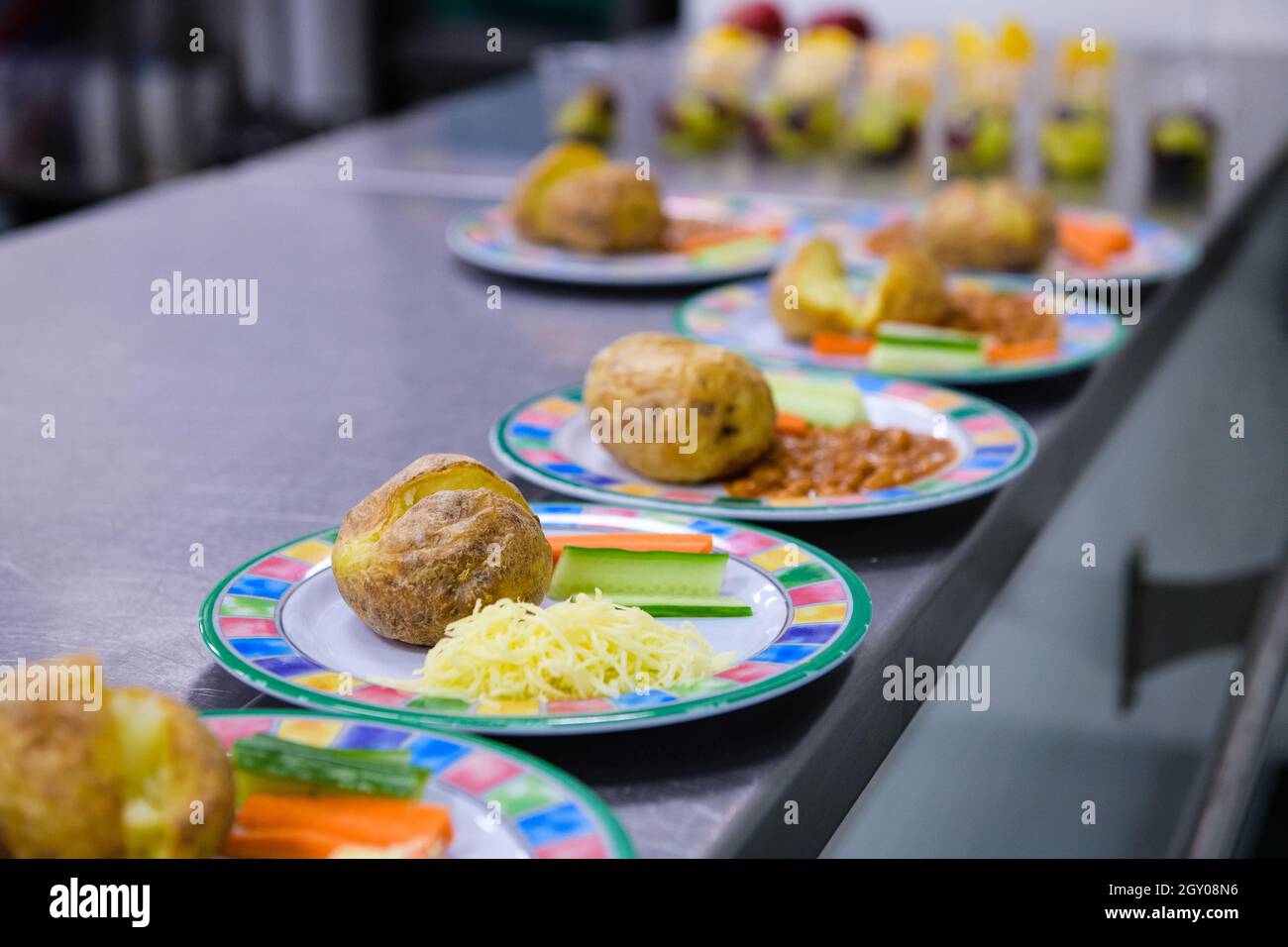 Primary school canteen children eating hi-res stock photography and ...