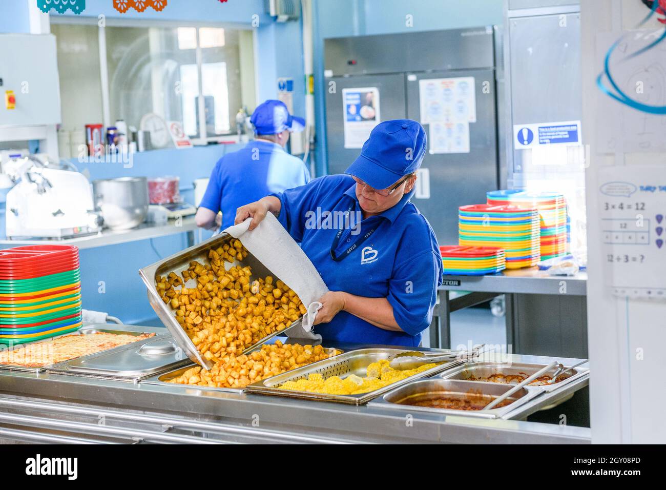 School catering workers hi-res stock photography and images - Alamy
