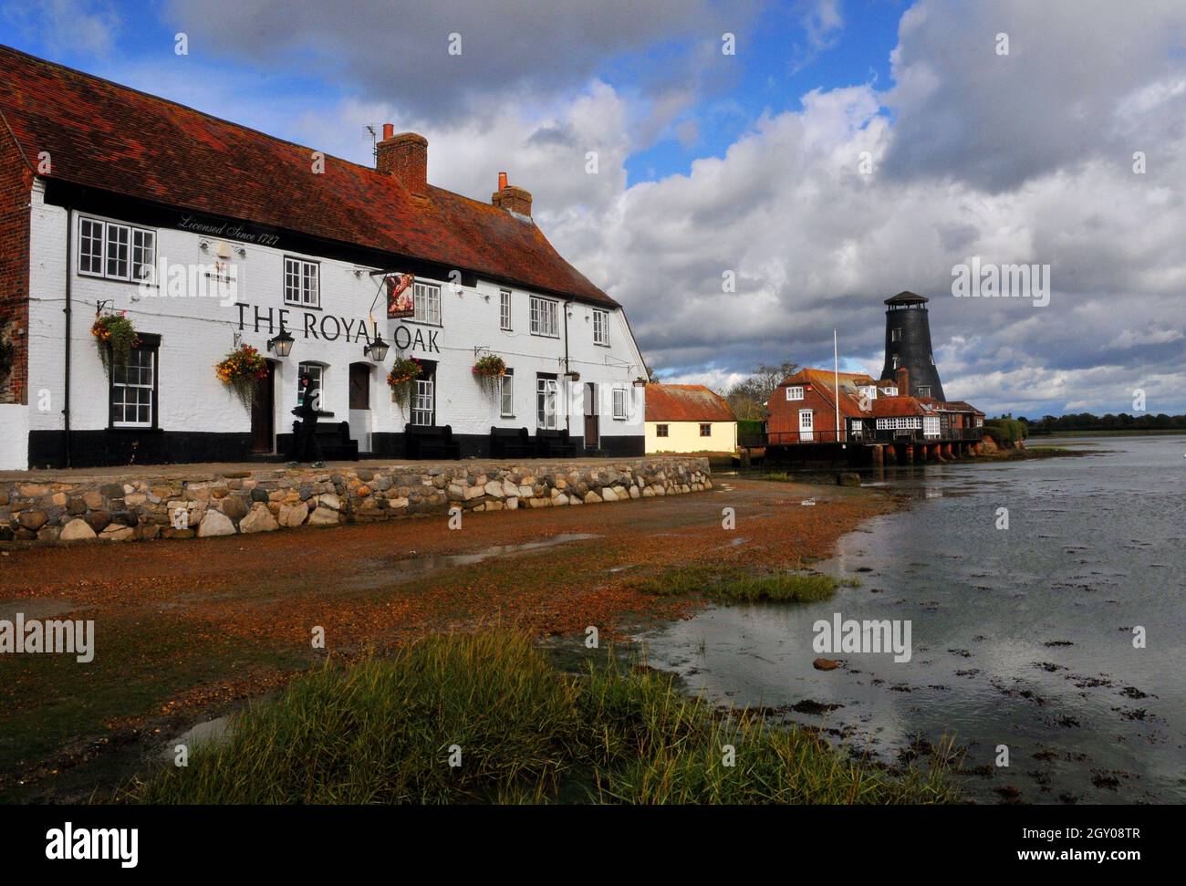 THE ROYAL OAK PUB AND LANGSTONE MILL, LANGSTONE, HAVANT, HANTS. PIC ...