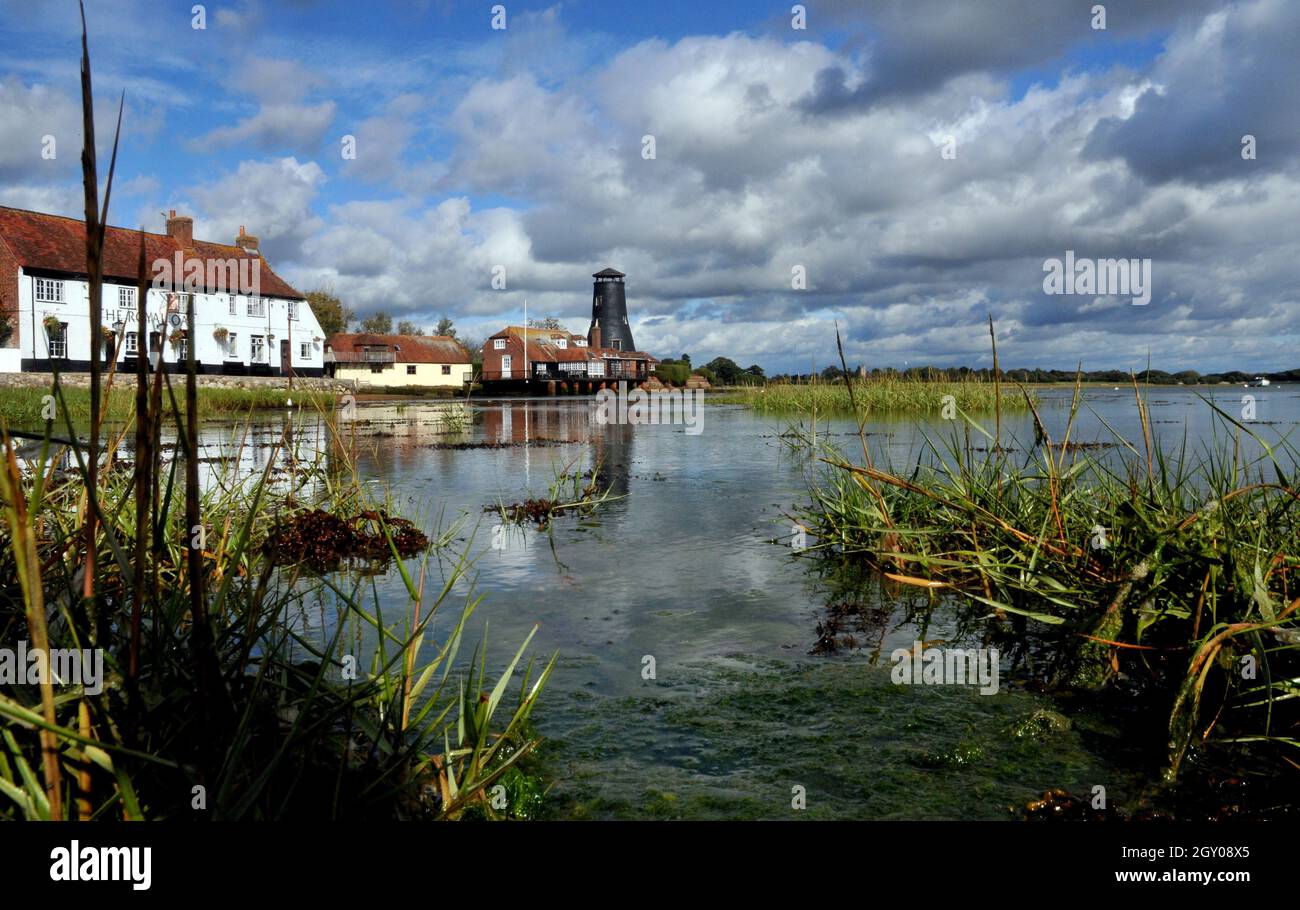 THE ROYAL OAK PUB AND LANGSTONE MILL, LANGSTONE, HAVANT, HANTS. PIC ...