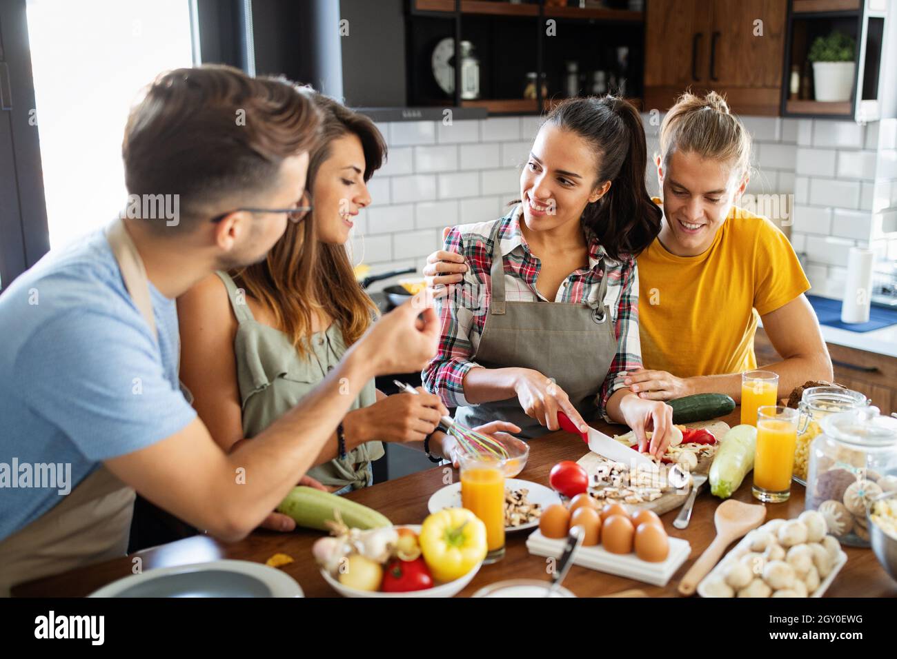 Cooking friends hi-res stock photography and images - Alamy