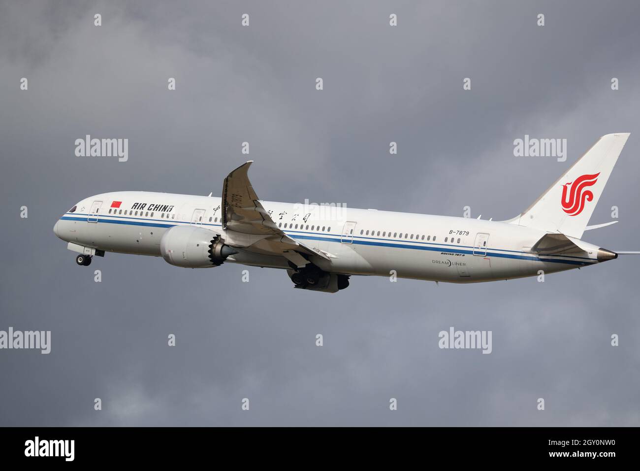 Boeing 787 dreamliner taking off hi-res stock photography and images ...
