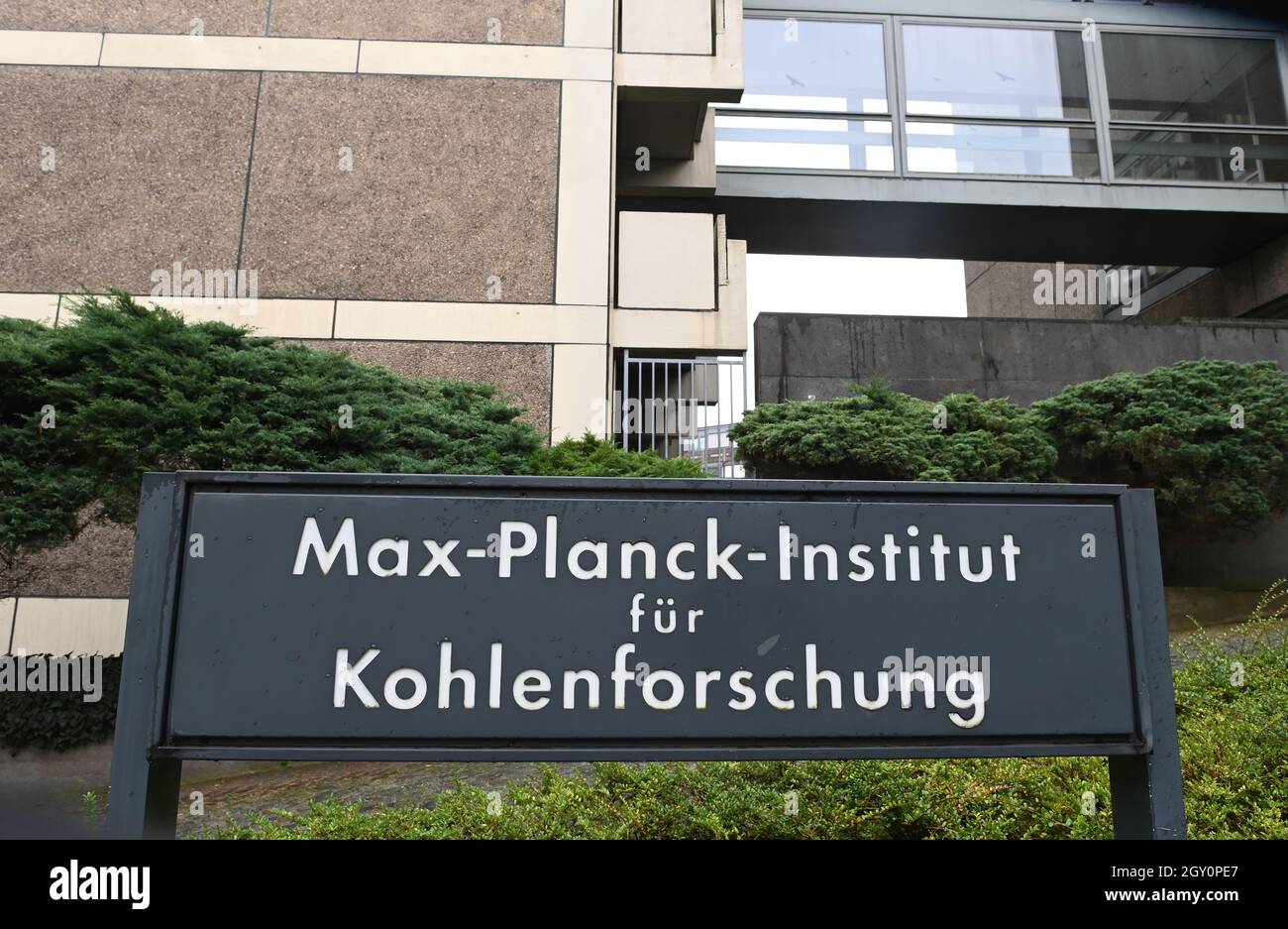 06 October 2021, North Rhine-Westphalia, Mülheim An Der Ruhr: A sign ...