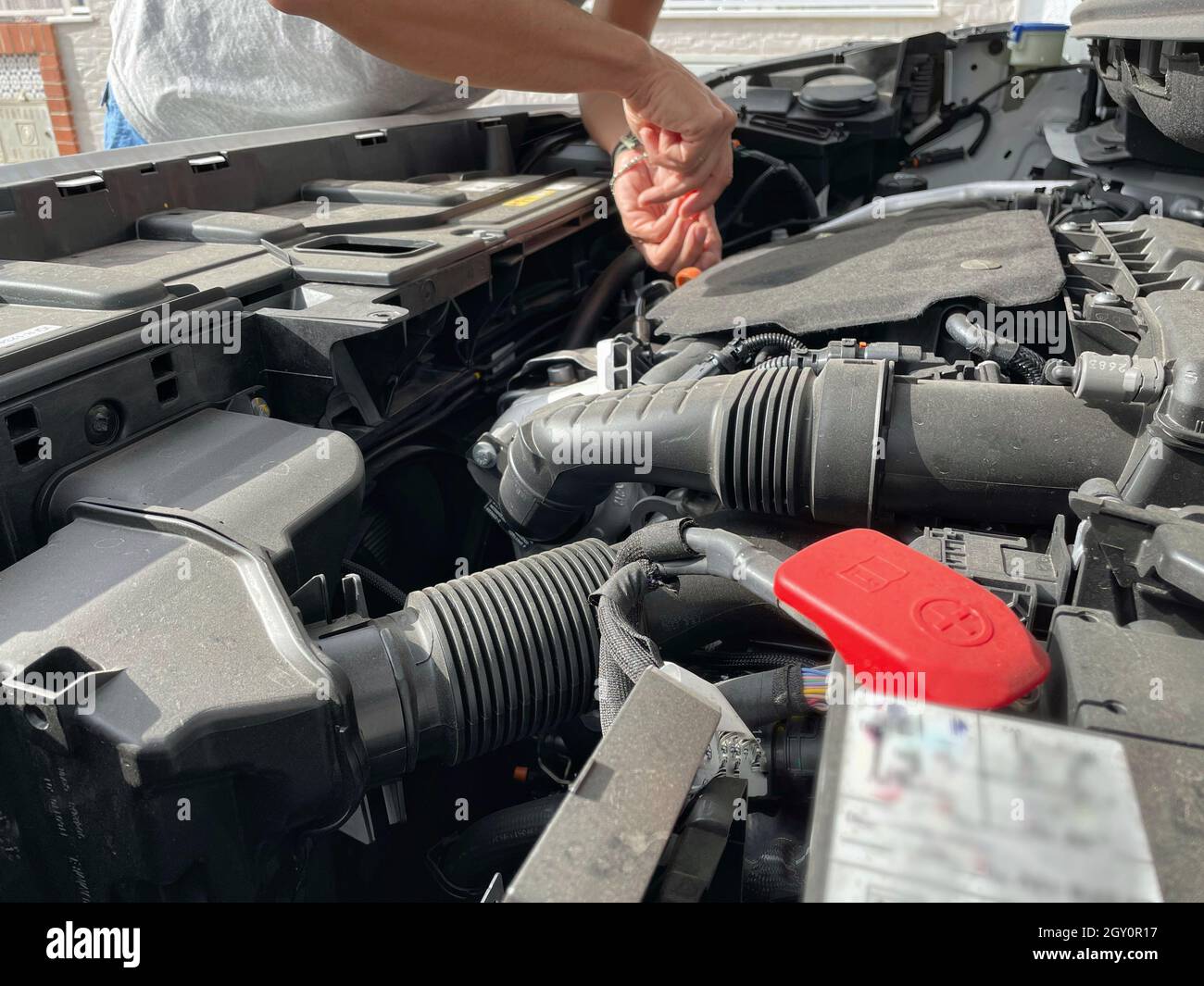 Male mechanic working on the car's engine Stock Photo - Alamy