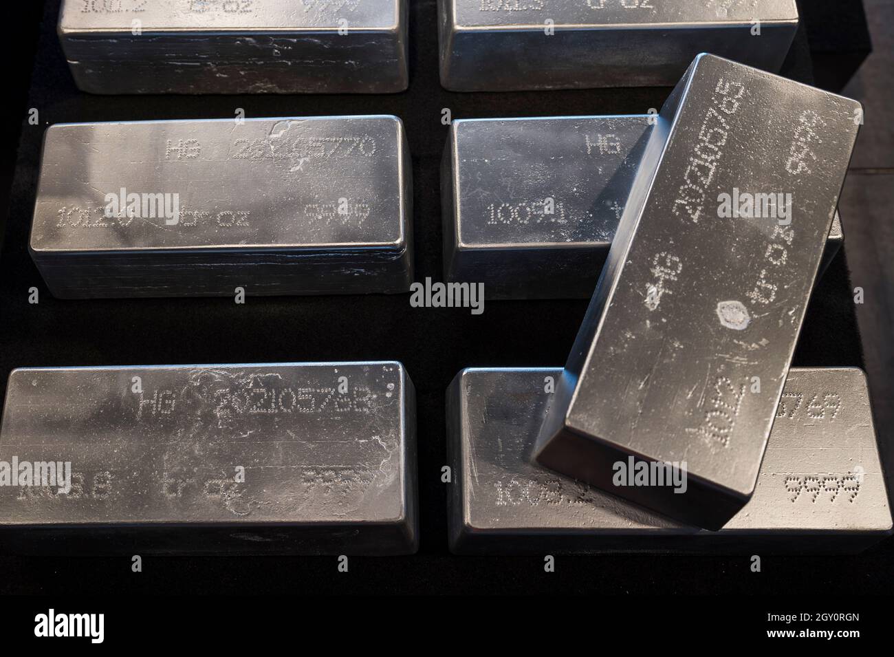 Silver bars hi-res stock photography and images - Alamy